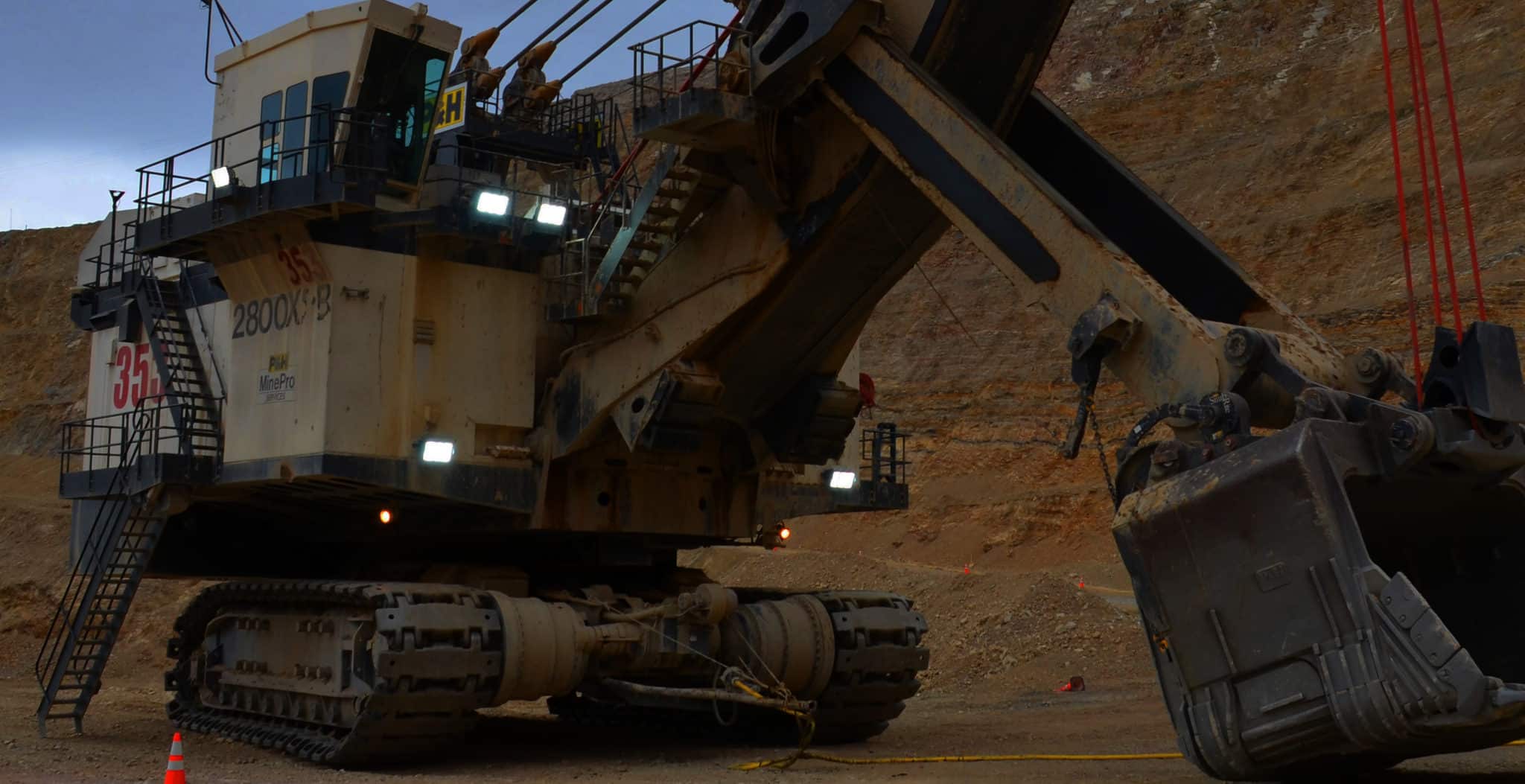 Vision X LUC90 AC 420W Heavy-duty Dragline/Shovel Light - APS